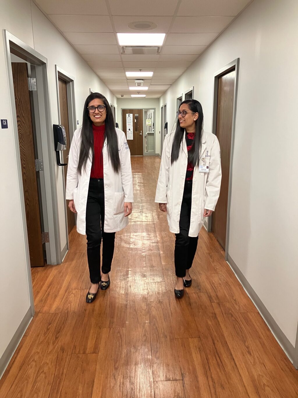 De izquierda a derecha, Lavleen y Ravleen Kaur, doctoras del Wright ...